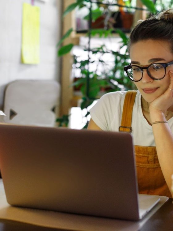 Research Paper: differences between abstract and introduction